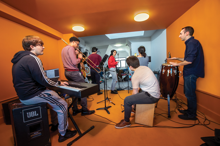 Salsa and electronics | Scene On Campus | Yale Alumni Magazine
